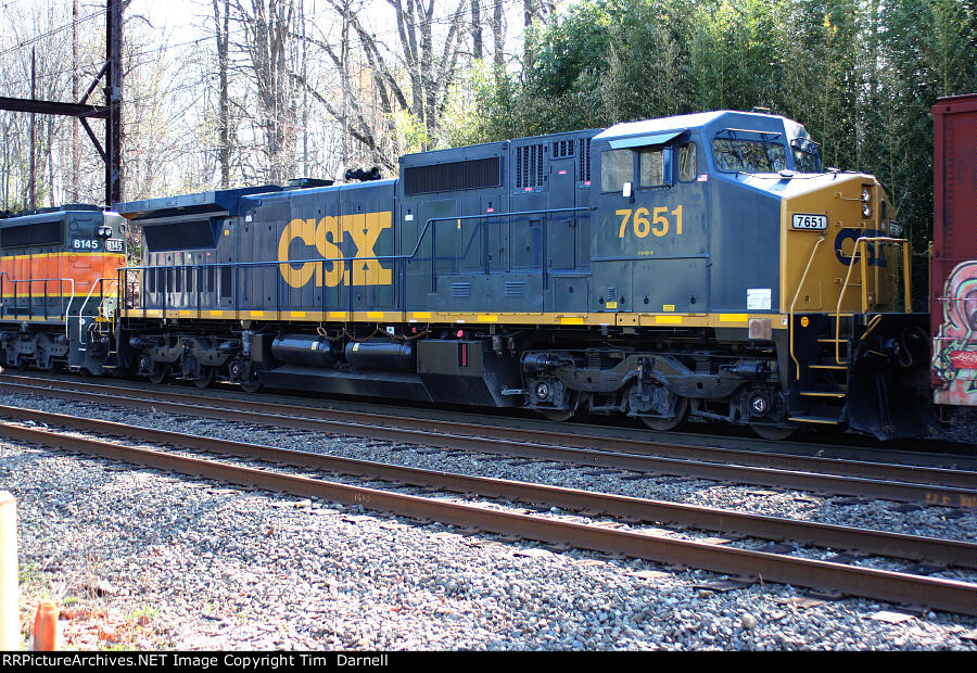 CSX 7651 on Q300.